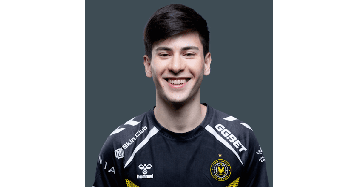 2025年flameZ的CS2设置、十字准星、灵敏度和配置：启动选项、视频、鼠标和硬件